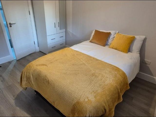Room at Larkspur Way, Basildon