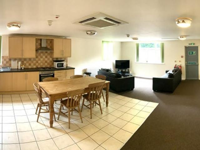 Room at Lawefield Lane, Wakefield