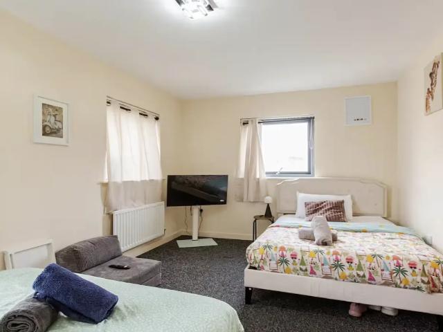 Room at Lawes Way, Greater London