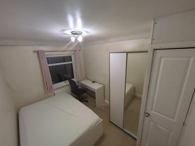 Room at Lawley Avenue, Nottingham