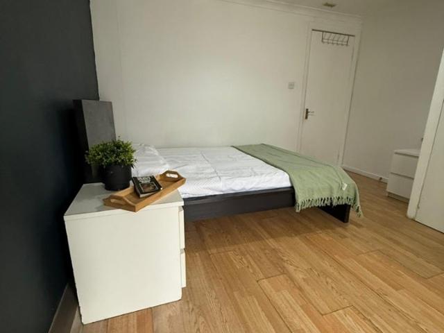 Room at Lawrence Street, Greater London