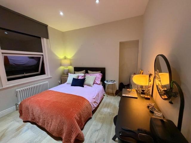 Room at Latimer Road, Greater London