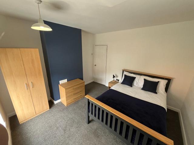 Room at Laurel Avenue, Mansfield