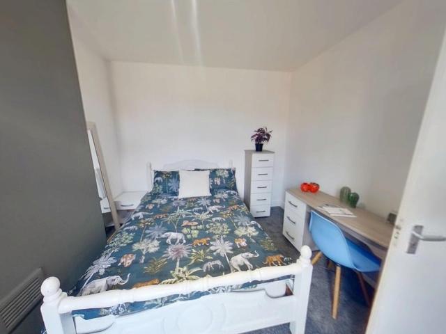 Room at Laurie Avenue, Nottingham