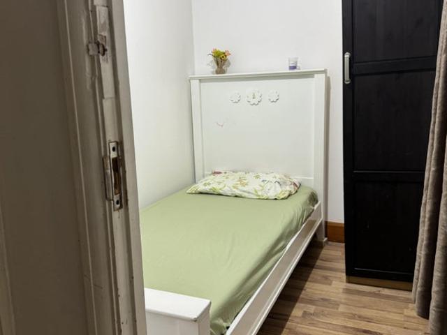 Room at Leader Avenue, Greater London
