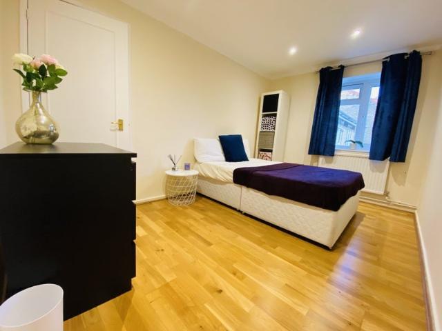 Room at Lebanon Gardens, Greater London