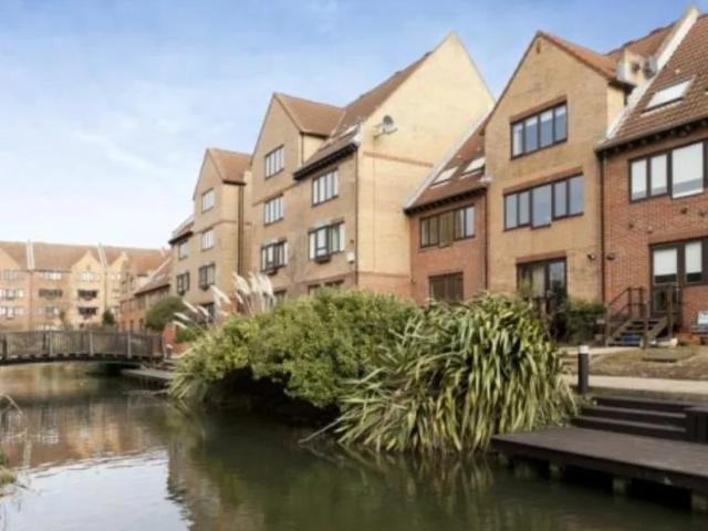 Room at Leerdam Drive, Greater London