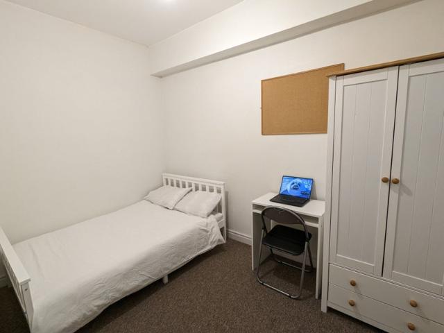 Room at Lees Hill Street, Nottingham