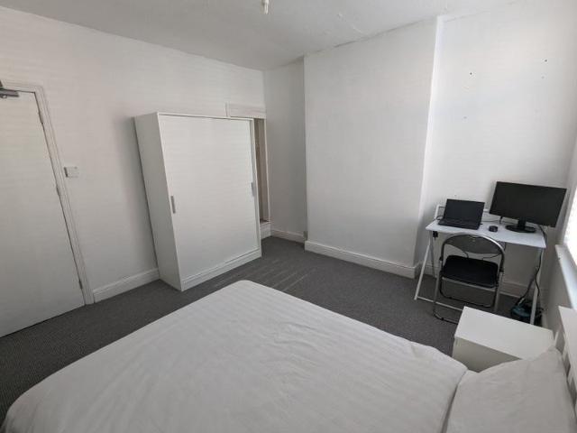 Room at Lees Hill Street, Nottingham