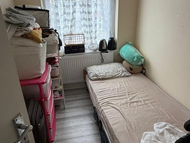 Room at Lens Road, Greater London
