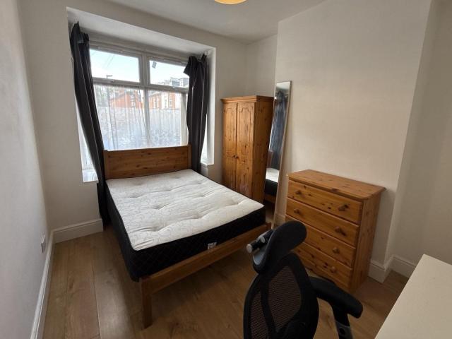 Room at Leslie Road, Birmingham