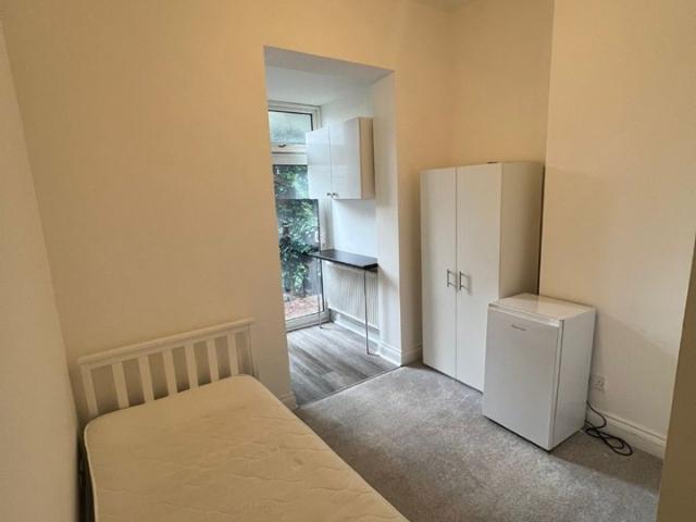 Room at Lichfield Grove, Greater London