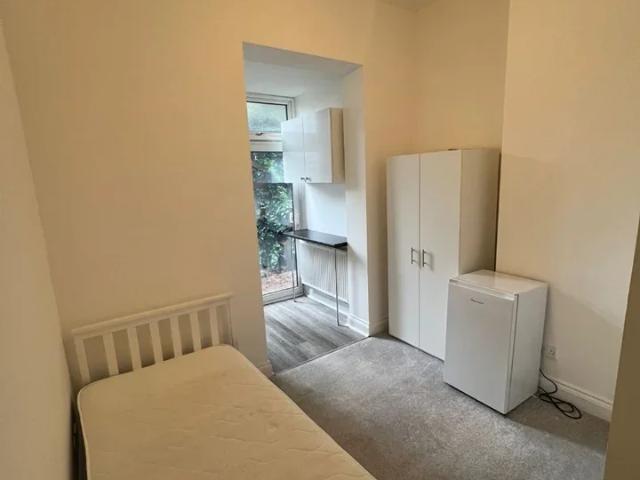Room at Lichfield Grove, Greater London