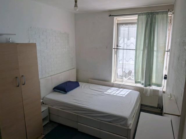 Room at Limehouse Causeway, Greater London