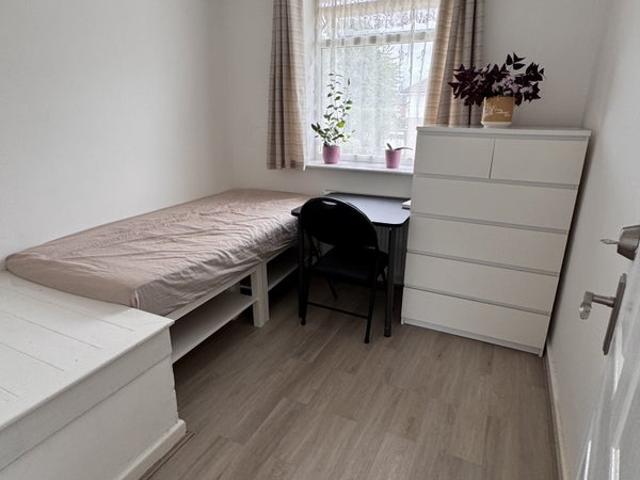 Room at Lincoln Avenue, Trafford