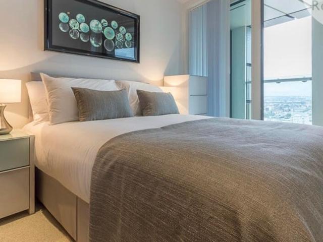 Room at Lincoln Plaza, Greater London