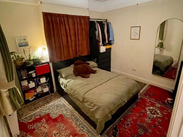 Room at Linden Avenue, Greater London