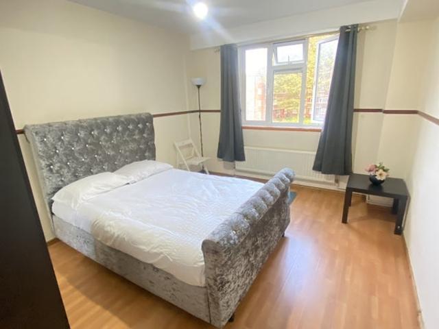 Room at Lindley Street, Greater London