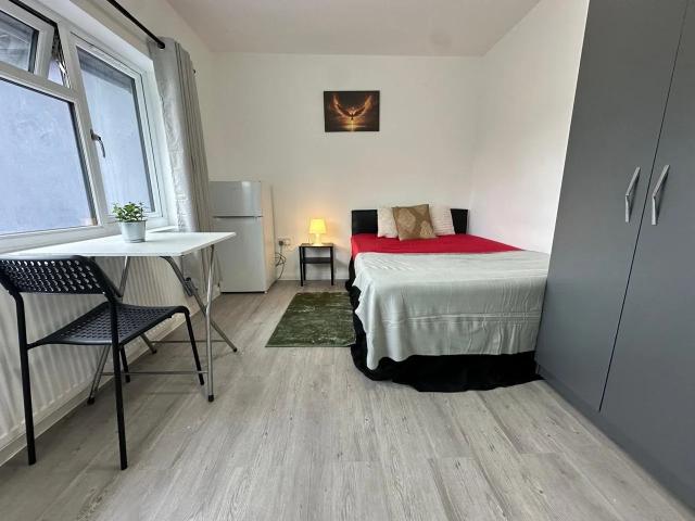 Room at Links Road, Greater London
