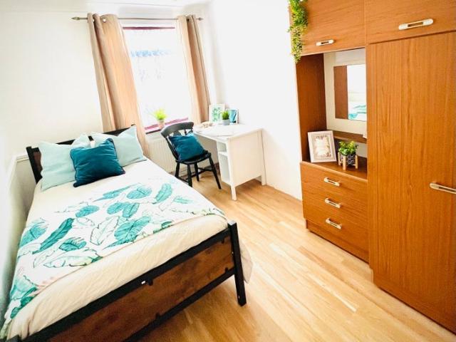 Room at Little Lullaway, Basildon
