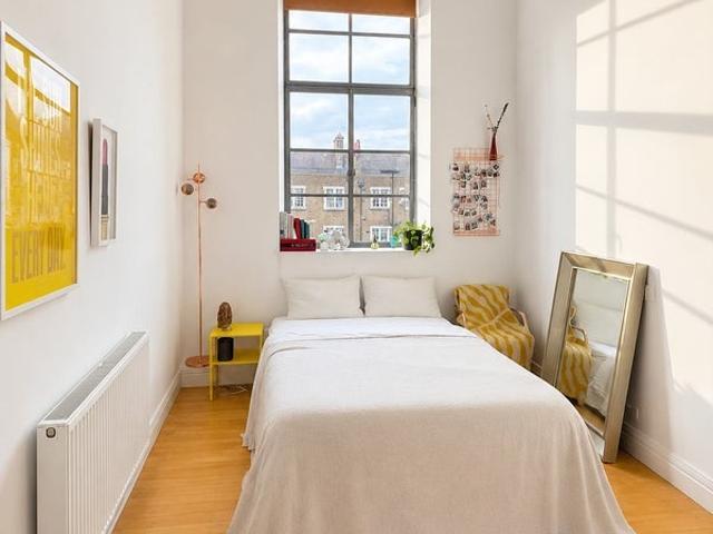 Room at Liverpool Grove, Greater London
