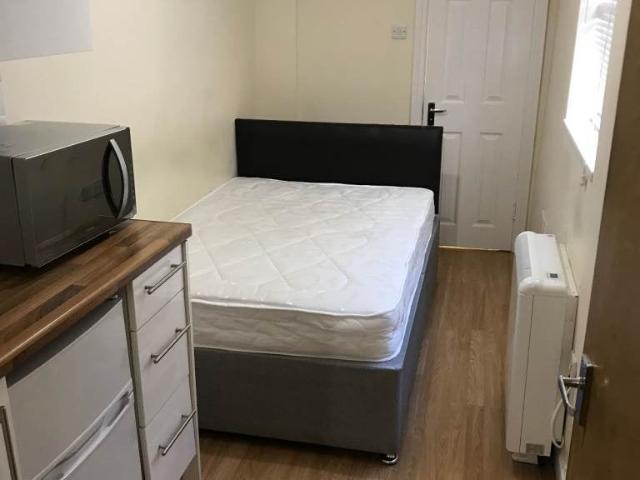 Room at Liverpool Road, Luton