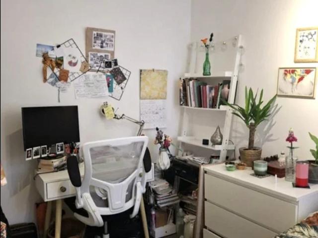 Room at Llanelly Road, Greater London