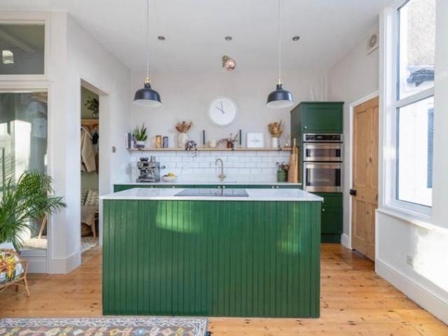 Room at Lodore Road, Bristol