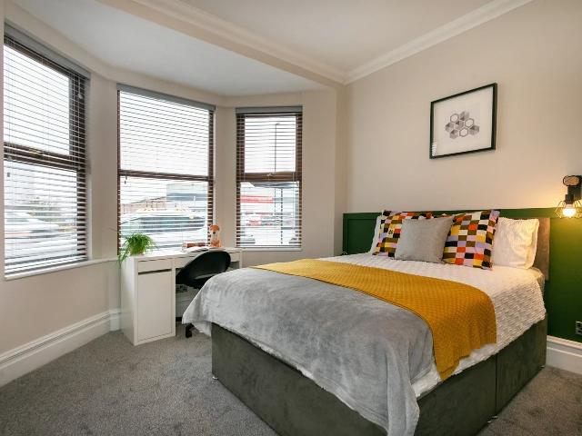 Room at London Road, Derby