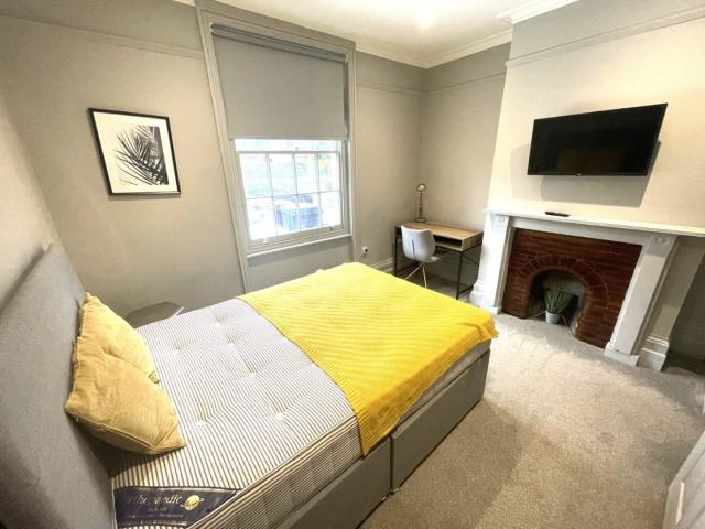 Room at London Road, Reading