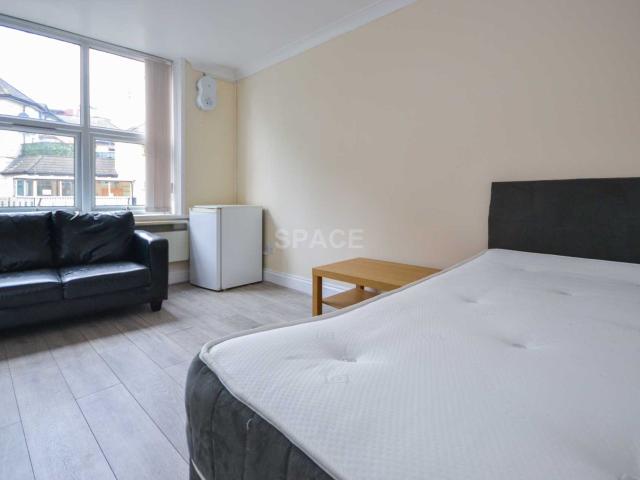 Room at London Road, Reading
