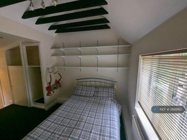 Room at London Road, Surrey Heath