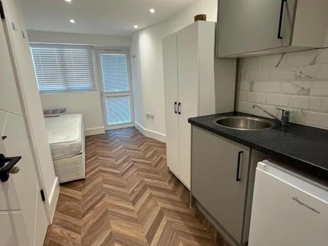 Room at Long Furlong Drive, Slough