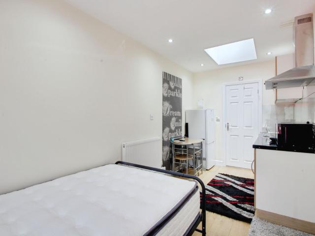 Room at Long Lane, Borough of Spelthorne