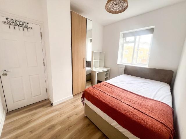 Room at Long Lane, Greater London
