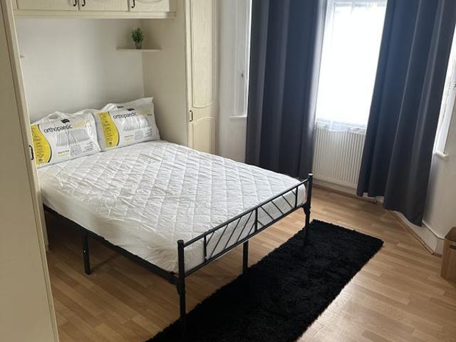 Room at Long Lane, Greater London
