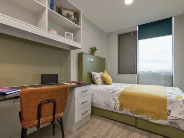 Room at Long Street, Greater London