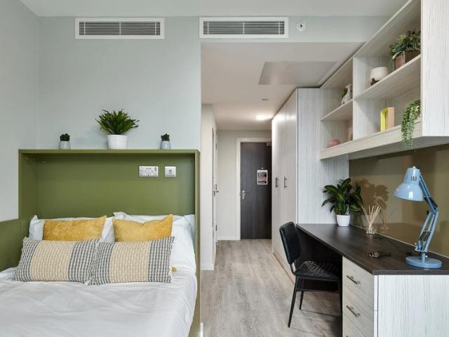 Room at Long Street, Greater London