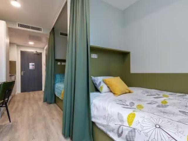 Room at Long Street, Greater London