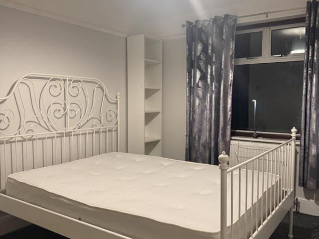 Room at Longford Avenue, Bristol