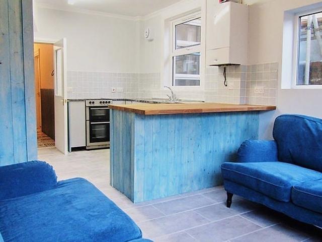 Room at Longmead Avenue, Bristol