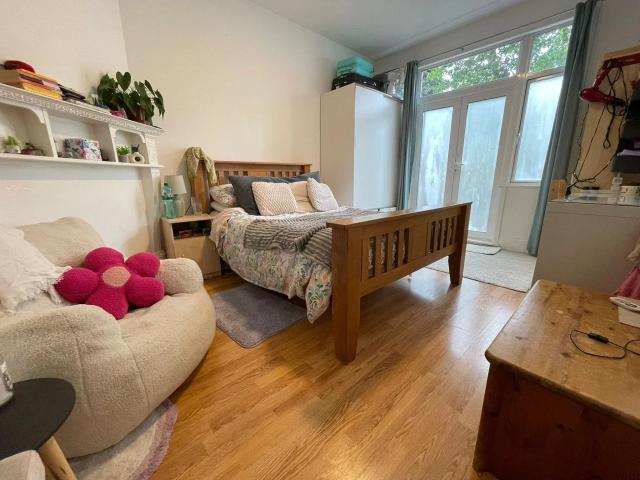 Room at Lonsdale Avenue, Greater London