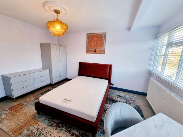 Room at Lorne Gardens, Greater London