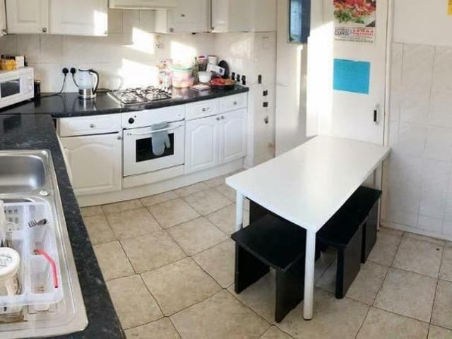 Room at Lorne Road, Greater London