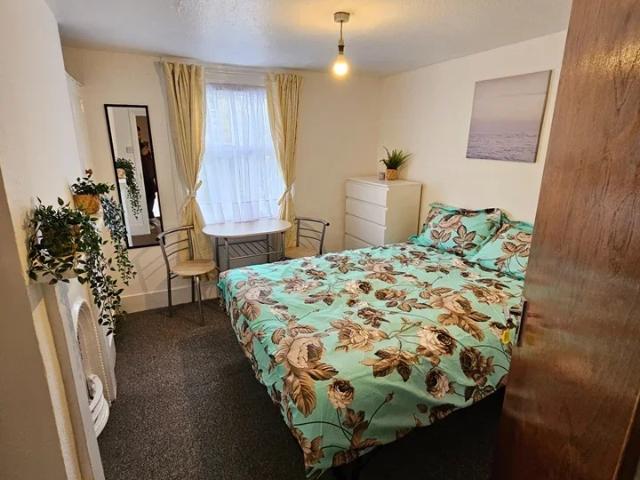 Room at Lordship Lane, Greater London