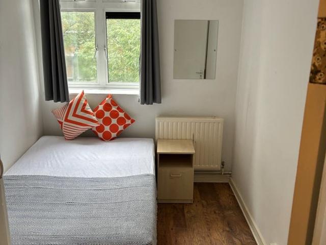 Room at Lordship Lane, Greater London