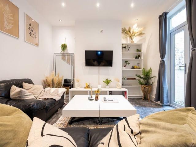 Room at Lower Monton Road, Salford