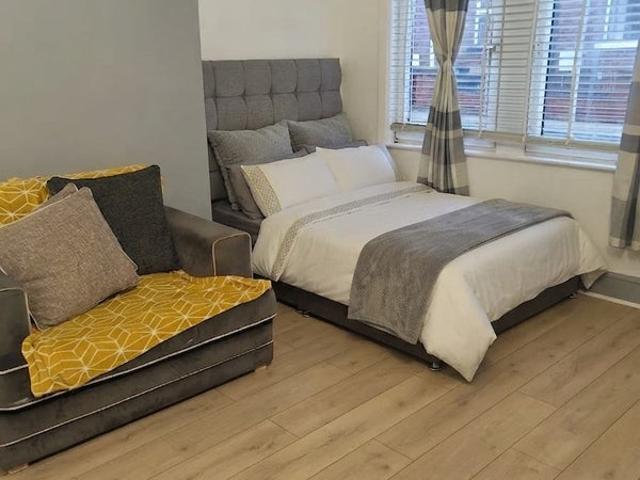 Room at Lower Oxford Street, Wakefield