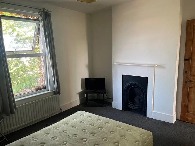 Room at Lower Road, Gravesham