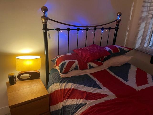 Room at Lower Road, Greater London